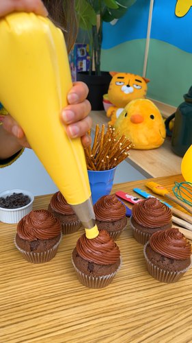 Giraffe Cupcakes recipe videos for kids by Chefclub | chefclub.tv